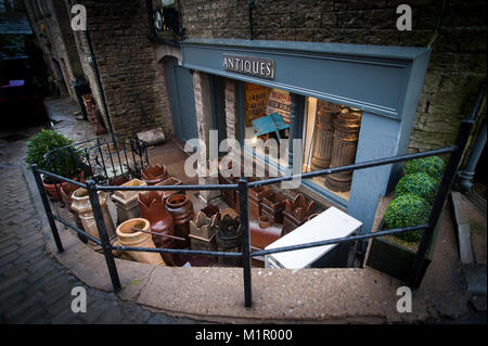 Tourists shopping at Hawes Market. Hawes, Wensleydale, Yorkshire Dales ...