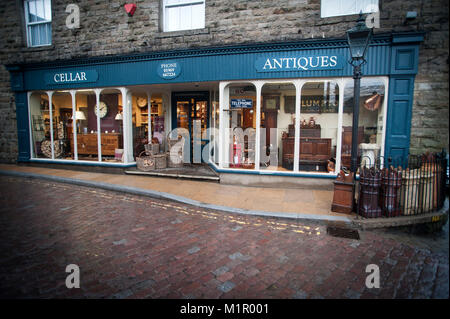 Tourists shopping at Hawes Market. Hawes, Wensleydale, Yorkshire Dales ...