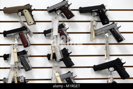 SAN JUAN, Puerto Rico. , . ARMERIA US TACTICAL ARMORY. EN LA FOTO UN ...