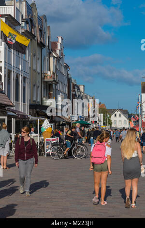 Very busy Friedrichstrasse, main shopping street of Westerland, island ...