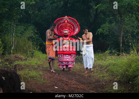 Way of Vishakandan Theyyam to Karumaarath Illam. From Kolachery ...