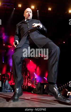 UNHEILIG, eine deutsche Pop-Band mit Sänger "Der Graf", Keyboarder ...