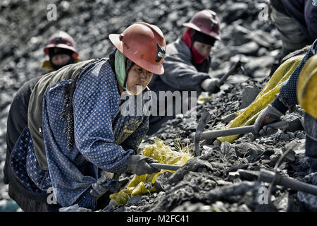 September 10, 2015 - La Rinconada, Puno, Peru - Pallaqueras Women ...
