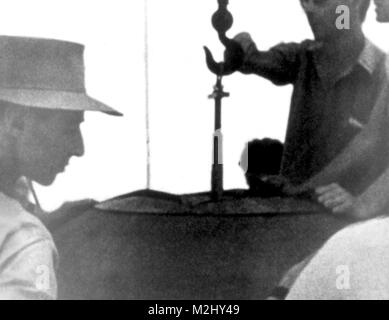 Trinity Test Site, Oppenheimer Oversees Assembly, 1945 Stock Photo - Alamy