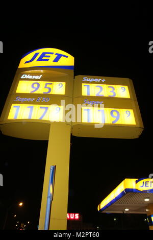 Tankstelle mit Preistafel - Spritpreise auf Jahrestief. Die Autofahrer ...