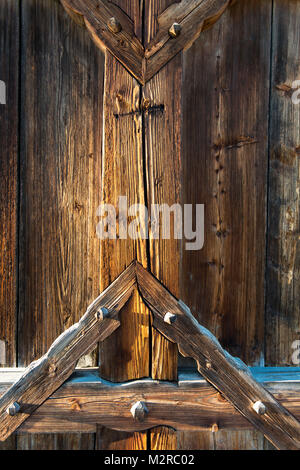 Timber details of wall of old hut Stock Photo - Alamy