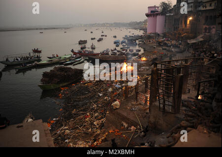 Cremation fire at the bank of holy Ganges river. Varanasi, India Stock ...