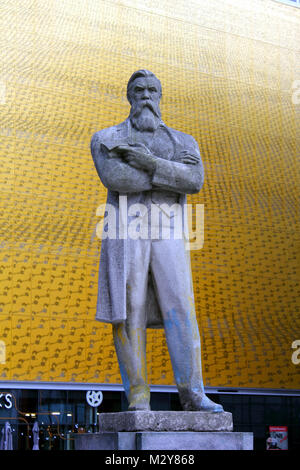 Friedrich Engels Statue. Tony Wilson Place, Manchester, England Stock ...
