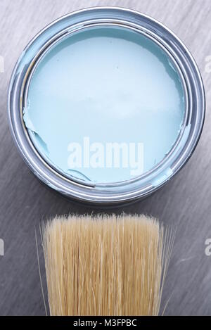 Top view of metal paint can and paint brushes on painted surface Stock ...