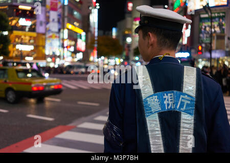 Japanese police man at the Shibuya crossing in Tokyo Stock Photo - Alamy