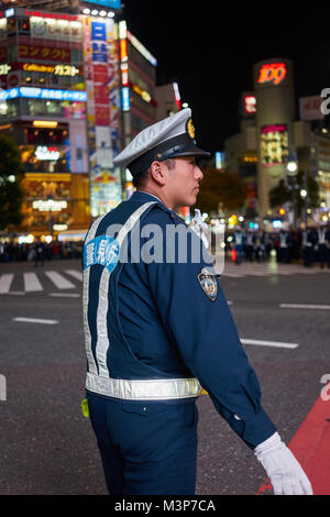 Japanese policeman at the Shibuya crossing in Tokyo Stock Photo - Alamy