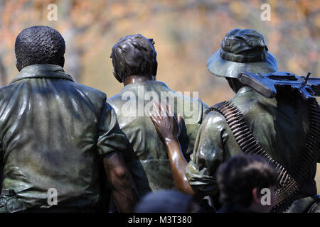 Vietnam Memorial of three soldiers looking towards the wall Stock Photo ...