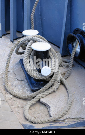 ship rope thick rope Stock Photo - Alamy