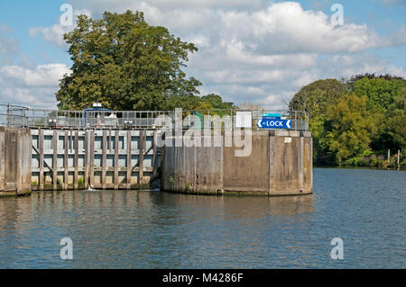 Molesey Lock, River Thames, Hampton Court, East Molesey, Surrey ...