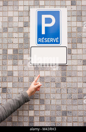 parking sign with hand pointing Stock Photo - Alamy