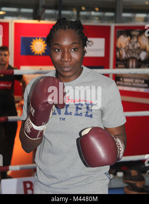 Boxerin Jessica Balogun beim Boxkampf am 01.03. 2014 in Magdeburg Stock ...