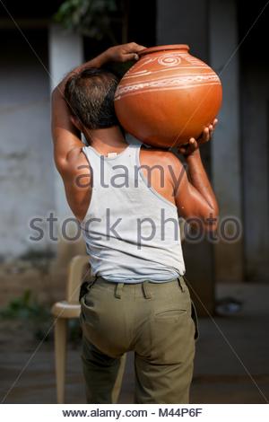 Man carrying pot on shoulder Stock Photo: 100146939 - Alamy