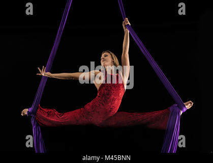 Young woman doing the splits, acrobatics Stock Photo - Alamy