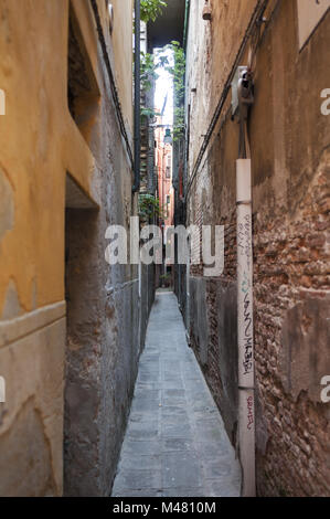 Narrow alley in Venice, Italy Stock Photo - Alamy