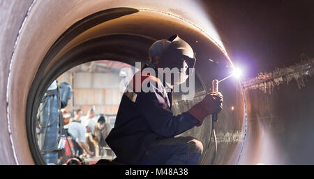 welder weld root weld from inside of big pipe Stock Photo - Alamy