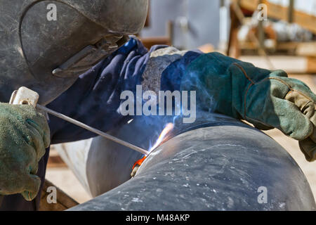 welder weld root weld from inside of big pipe Stock Photo - Alamy