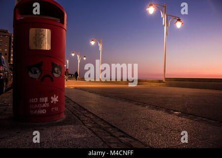 Trash can. A sad garbage can with the inscription ¨Do not hurt me ...