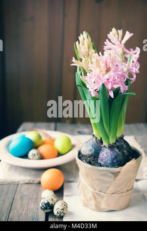Easter table decoration with pink hyacinth flowers. Spring time Stock ...