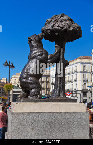 Symbol of Madrid - statue of Bear and strawberry tree, Puerta del Sol ...