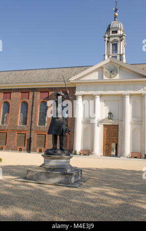 Front of Royal Chelsea Hospital with pensioner statue at entrance Stock ...
