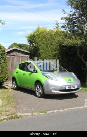 FRONT OFFSIDE VIEW OF NISSAN LEAF ELECTRIC CAR Stock Photo - Alamy