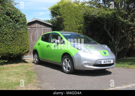 FRONT OFFSIDE VIEW OF NISSAN LEAF ELECTRIC CAR Stock Photo - Alamy