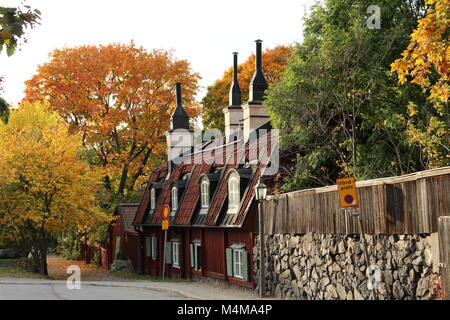 Old red cottages on Södermalm in central Stockholm in autumn colours ...