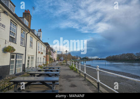 chiswick thames path Stock Photo - Alamy