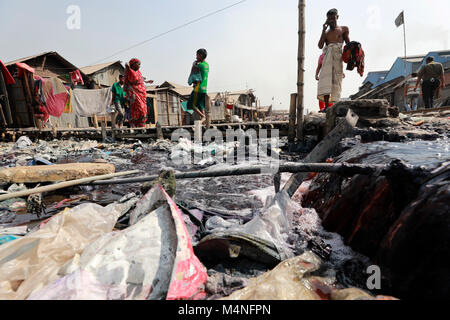Dhaka, Bangladesh. 16th Feb, 2018. Wastage plastic material and toxic ...