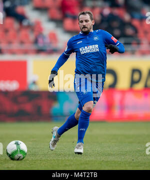 Halle, Deutschland. 17th Feb, 2018. Karlsruhes Anton Fink am Ball GES ...