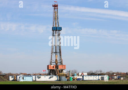 Land oil drilling rig on oilfield Stock Photo: 175101658 - Alamy