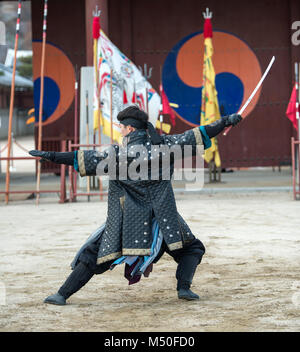 Soldier with traditional Joseon dynasty uniform, Gwanghwamun Gate ...