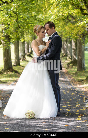 Portrait of a young bride and groom Stock Photo - Alamy