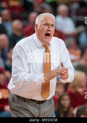 Oregon State coach Wayne Tinkle, right, calls out to players during the ...