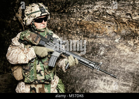 US army soldier pointing gun Stock Photo - Alamy