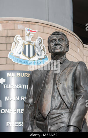 Sir Bobby Robson statue at St James' Park in Newcastle-upon-Tyne ...