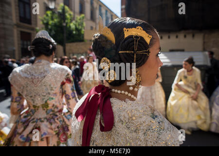 Spanish women dressed in traditional costume and Spaniards at the Feria ...