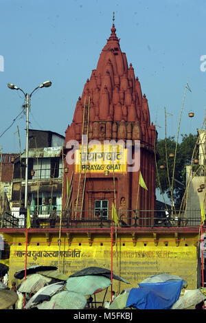 India, Uttar Pradesh, Varanasi, Prayag ghat, group of pilgrims posing ...