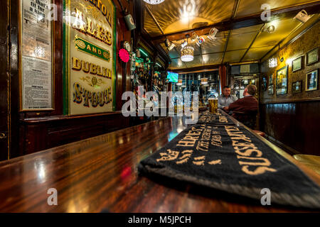 Interior of the Kings Head on Victoria Street, Bristol. One of Bristol ...