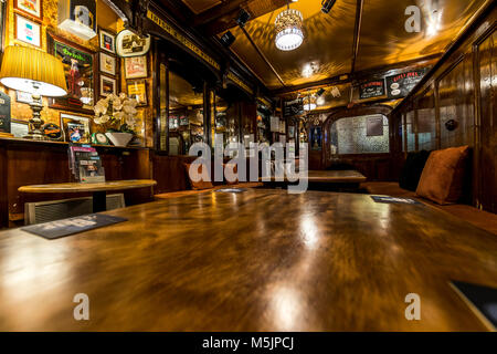 Interior of the Kings Head on Victoria Street, Bristol. One of Bristol ...