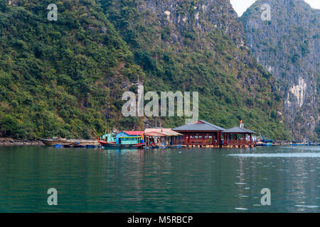 Floating houses at the Cua Van floating village, Halong Bay, Vietnam ...