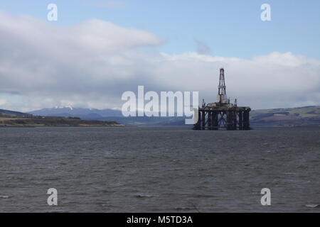 The Ocean Guardian Semi Submersible Oil Drilling Rig, and the Cruise ...