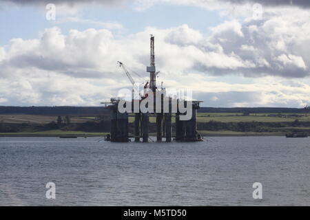 The Ocean Guardian Semi Submersible Oil Drilling Rig, and the Cruise ...