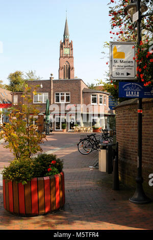 Jever, Altstadt, Wasserträgerin, Skulptur Stock Photo - Alamy
