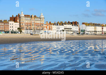Weymouth, Dorset, UK. 27th February 2022. UK Weather. Clear skies above ...